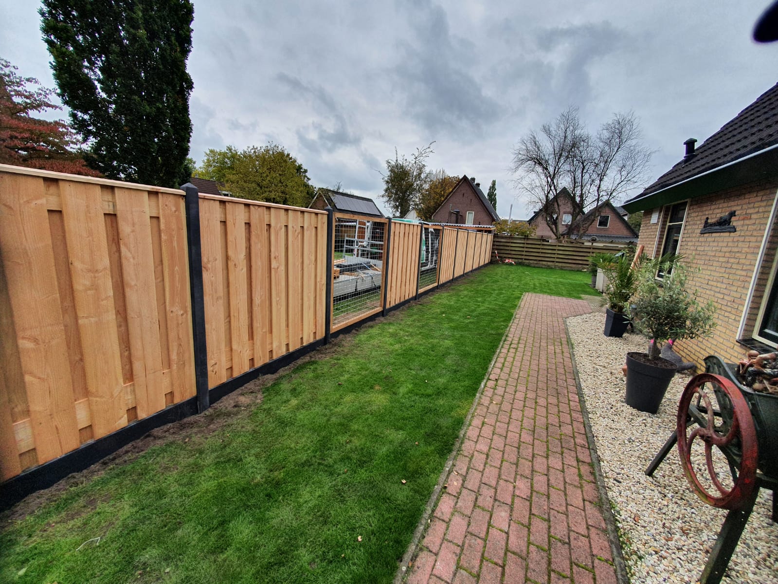 Tuinscherm Harskamp | zwart douglas | Tuinafscheiding.nl